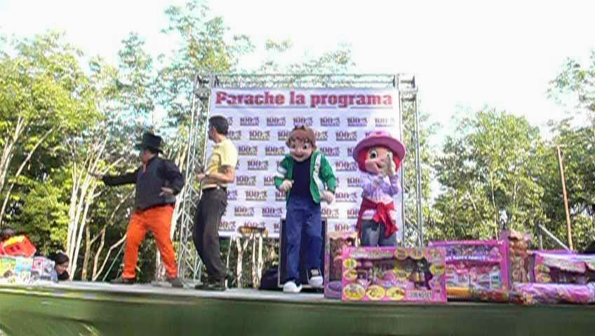 santiago30caballeros.com: MONUMENTAL FM LLEVA ALEGRIA A NIÑOS DE JANICO