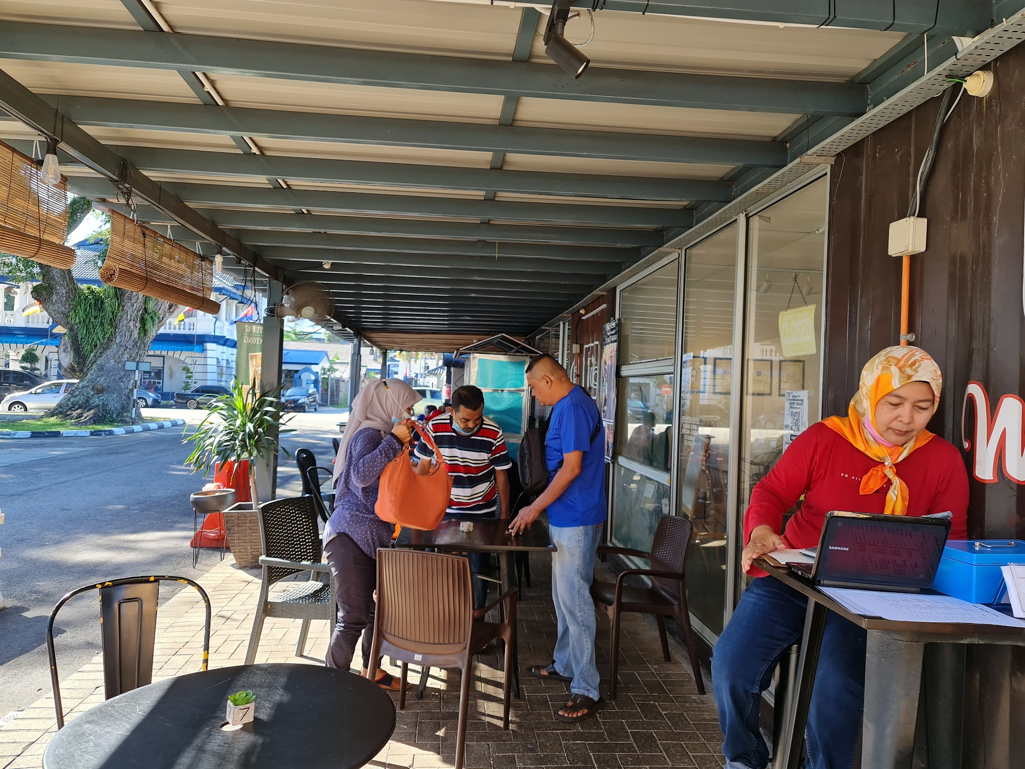 Roti Kitab, Menu Klasik Ala-Ala Kampung Pak Inchik Kafe, Laman Ole-Ole ...