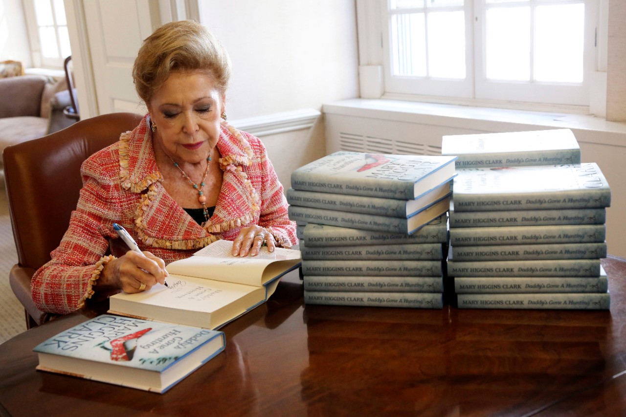 THE GRANDMA'S LOGBOOK ---: MARY HIGGINS CLARK, THE QUEEN OF SUSPENSE NOVELS