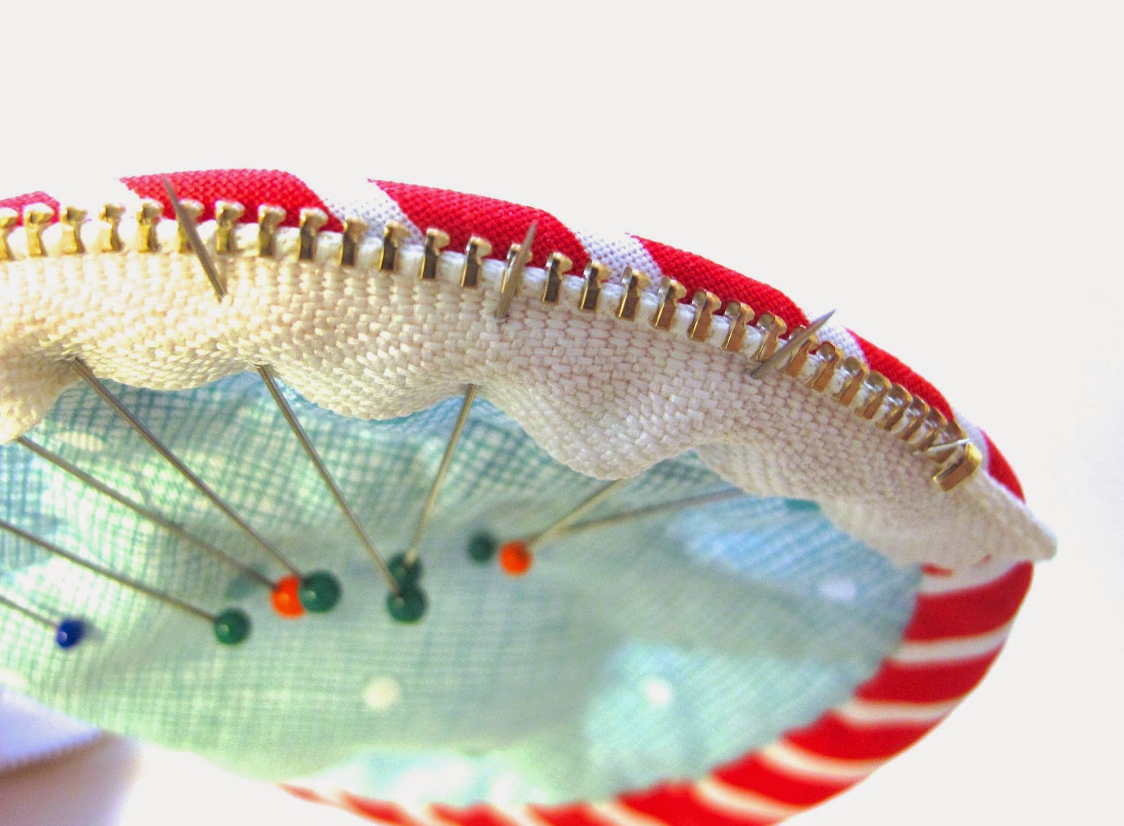 zakkaArt: Round zipper pouch step-by-step tutorial (a zakkaArt sewing kit)