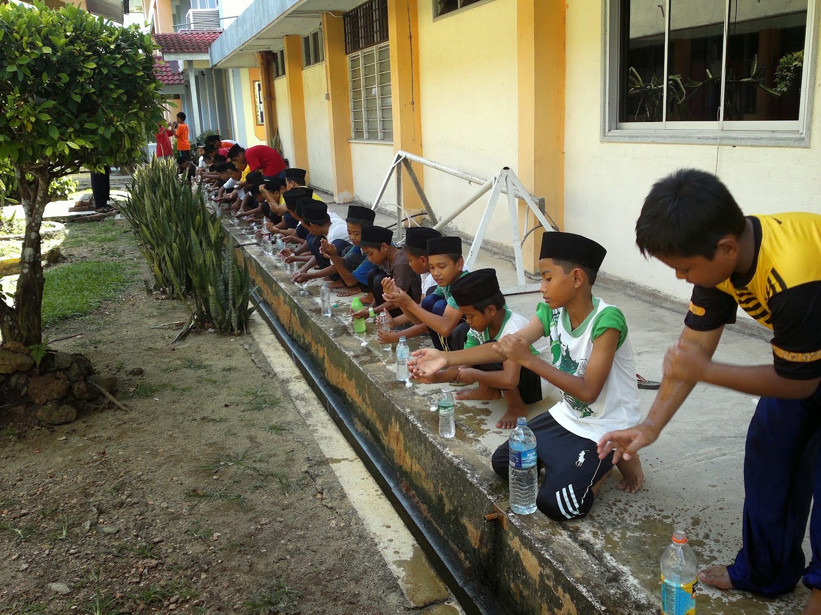 [Info] Cara Berwuduk Dengan Menggunakan Sebotol Air Mineral | MYNewsHype