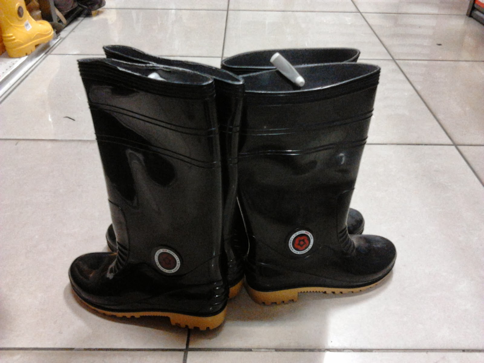 Produk Perkhidmatan - Kasut But Getah Pelbagai Bentuk Dan Saiz ...