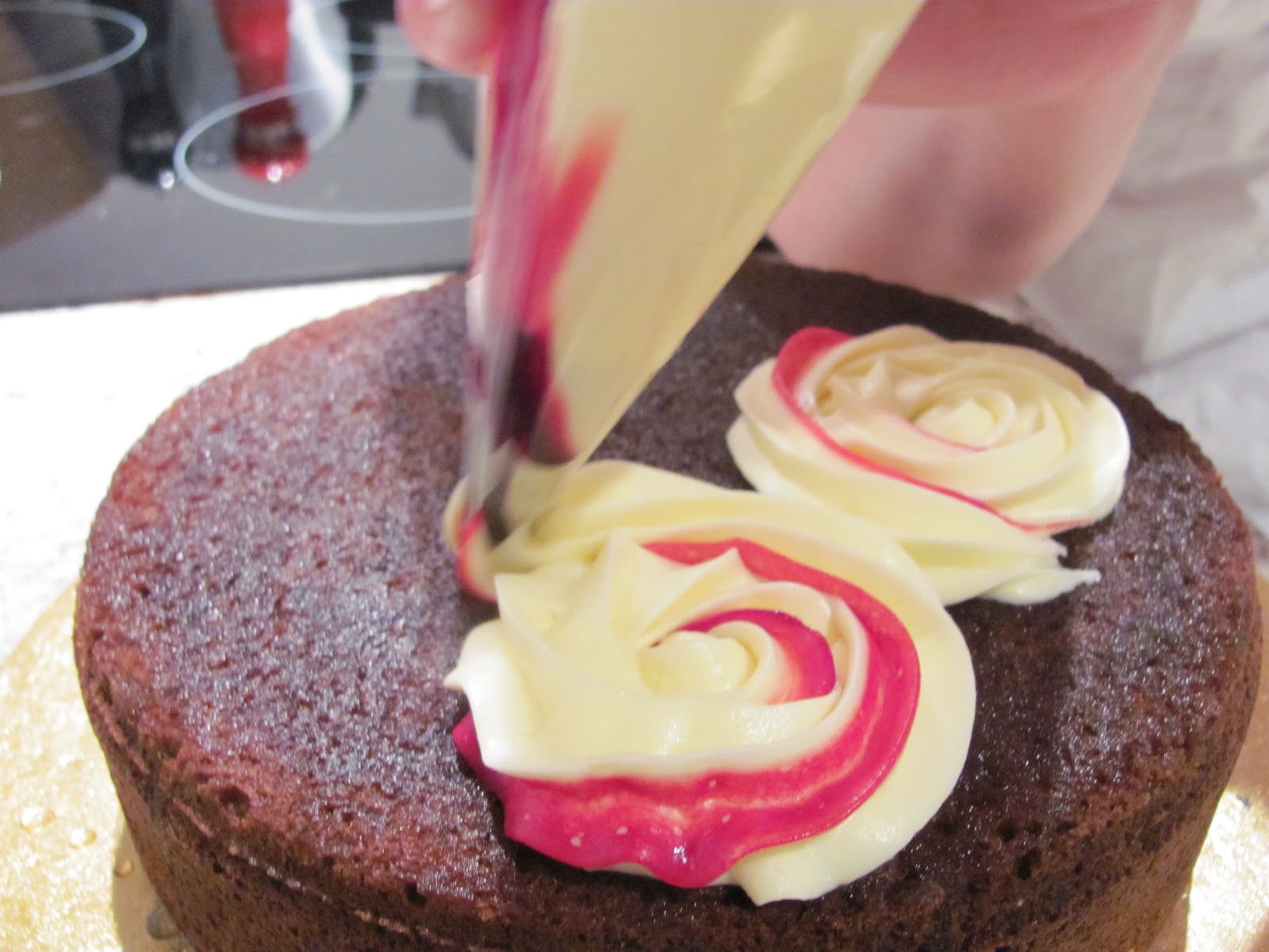 Mrs Cake: How to Pipe Icing Roses