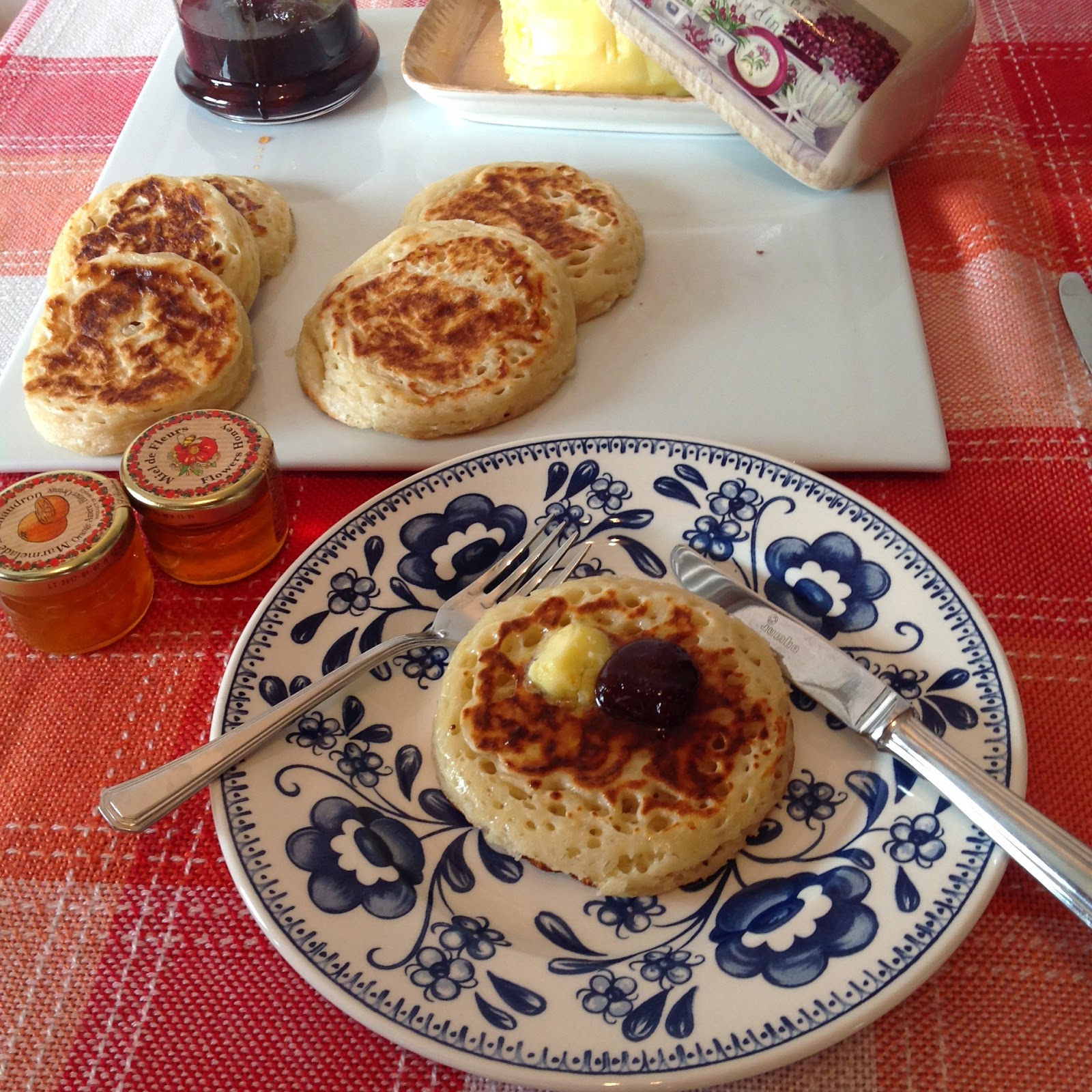 Bige's Happy Kitchen: Traditional British Tea Time: Crumpets