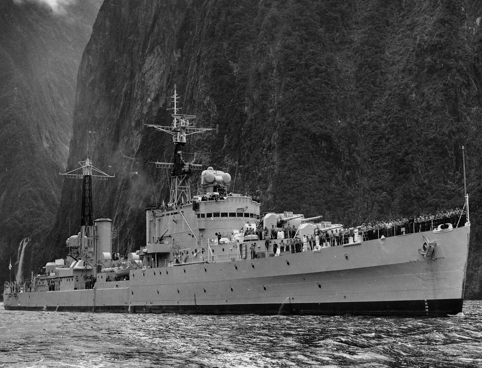 Dido class cruiser HMNZS Royalist after modernisation c. 1956-66 ...