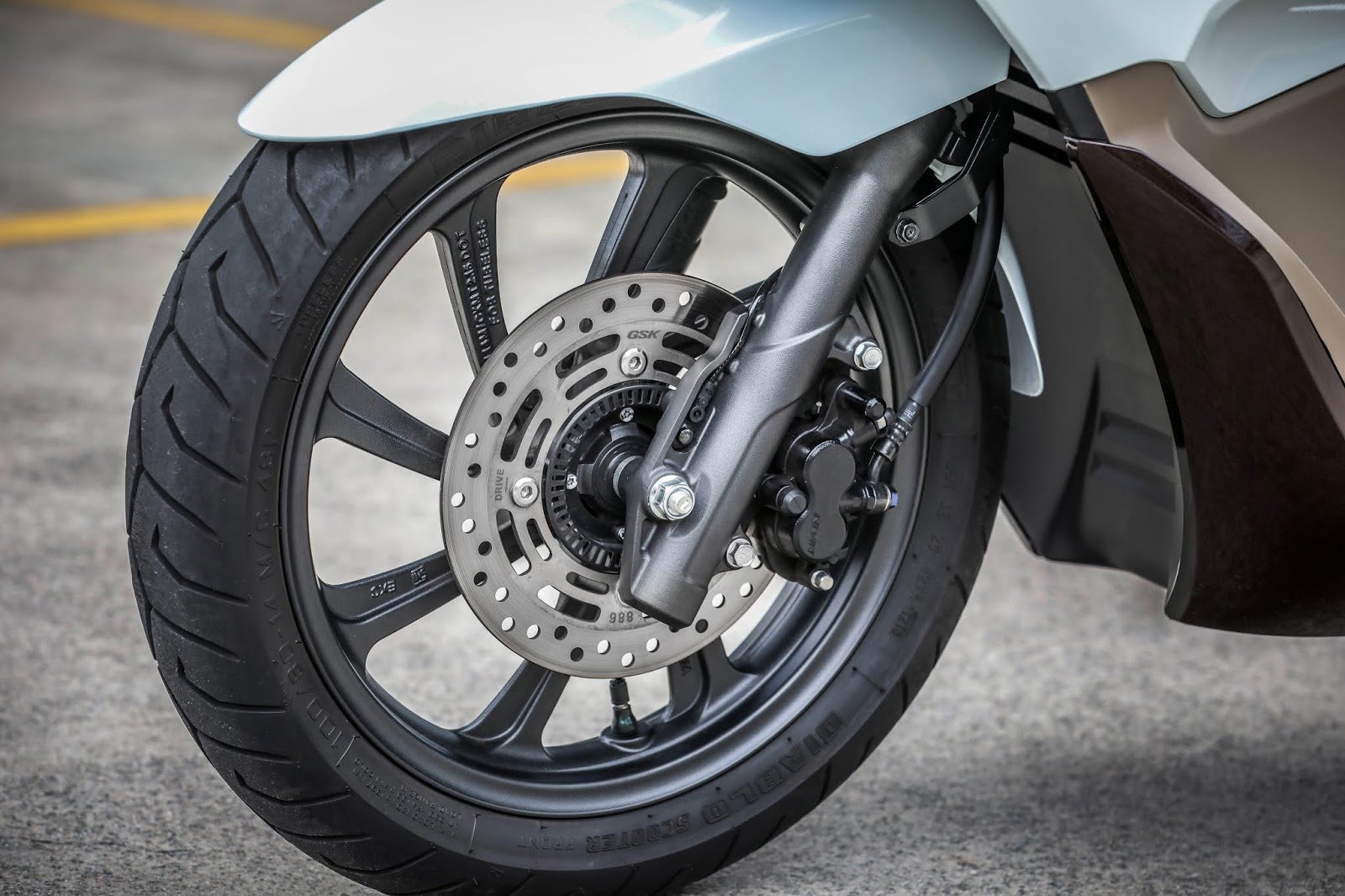 Site da Revista Moto Escola: Bonita e descolada a Honda PCX 2020 faz ...