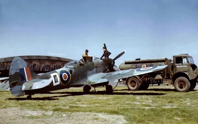 World War II in Pictures: Comparing Late-War Spitfire and Mustang Fighters