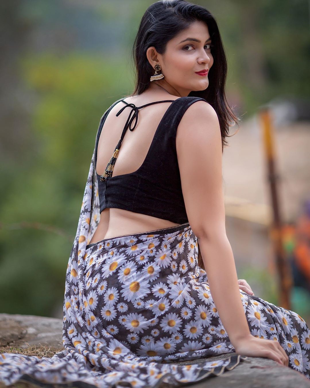 Actress Kalpika Ganesh Saree Pics Hd Black Sleeveless Blouse Silk Saree Indian Filmy Actress