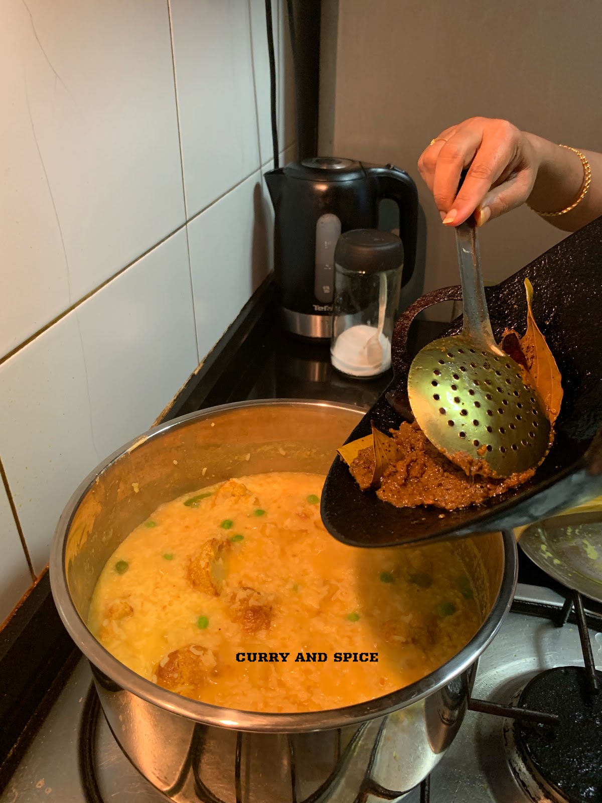 CURRY AND SPICE: FULKOPI ALOO MOTORSHUTI DIYE KHICHURI