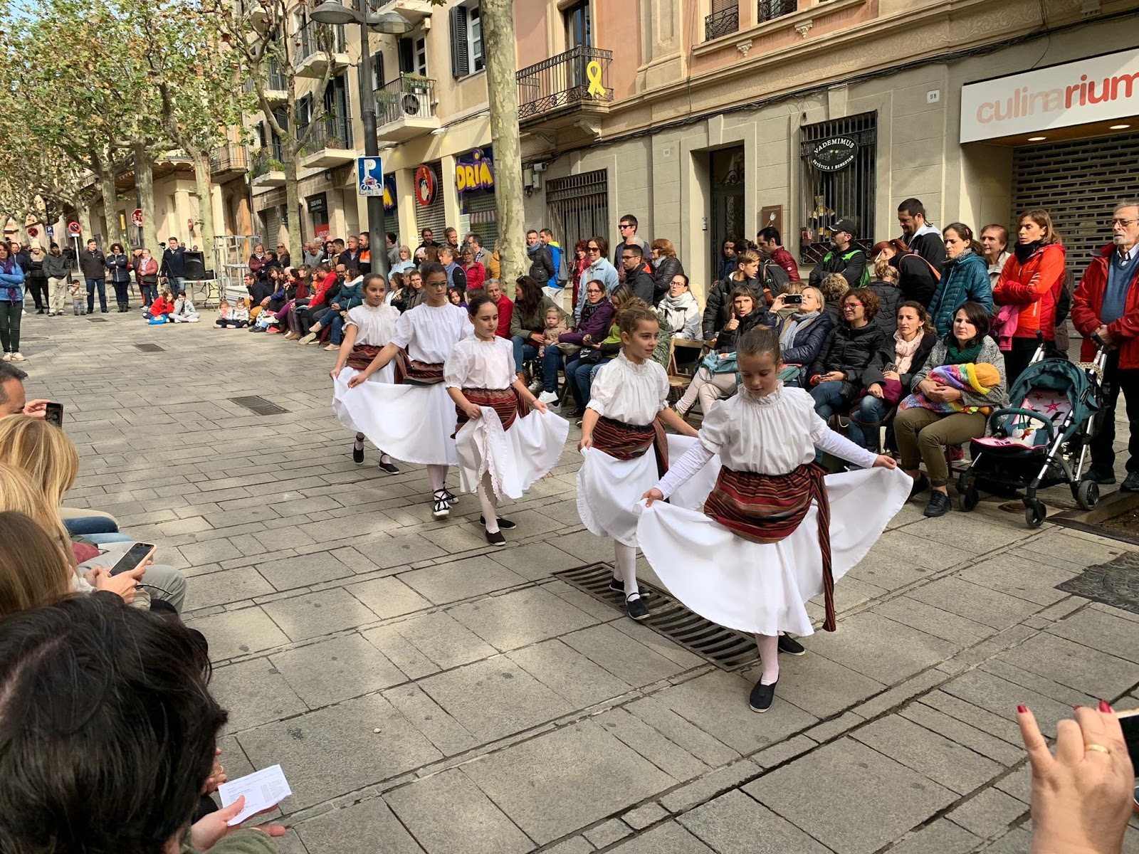 Esbart Dansaire de Vacarisses: Avui els grups de Picarols i Esclops ...