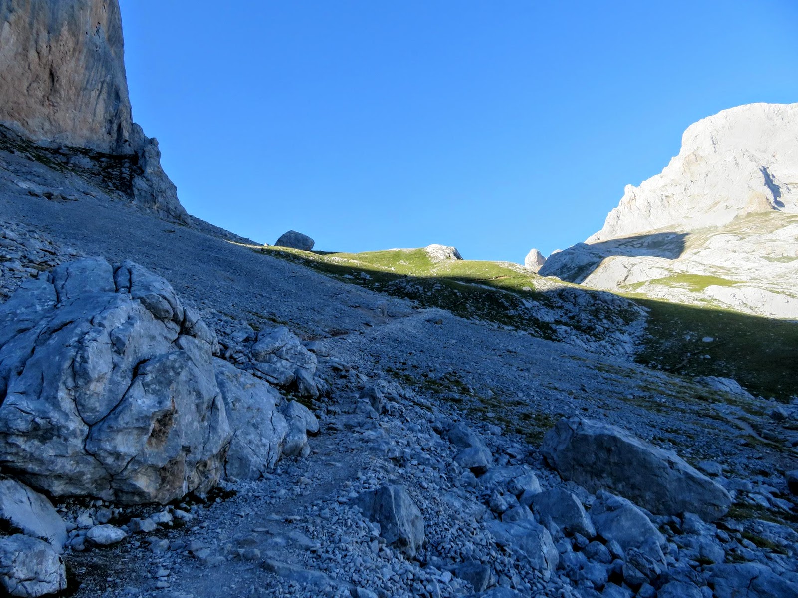 Pisando praos : Neverón de Urriello y la Párdida