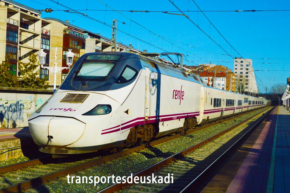 Transportesdeuskadi: Renfe S-130 en Vitoria Gasteiz en doble composición