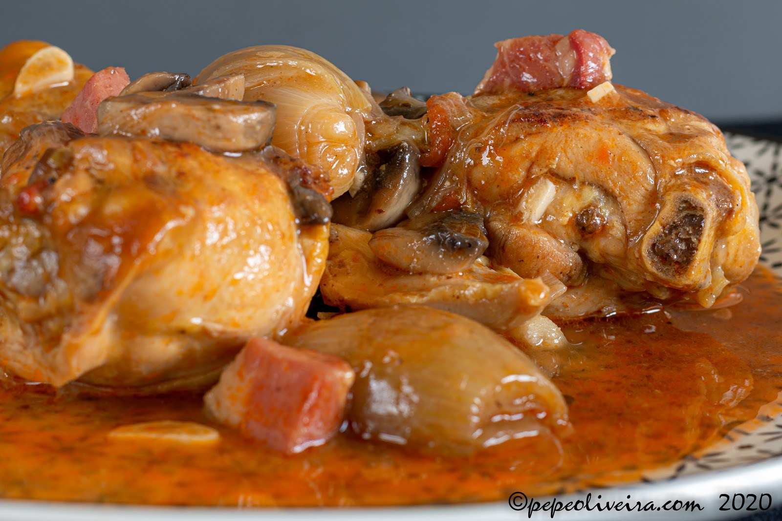 Pollo con chalotas, champiñones y tocino