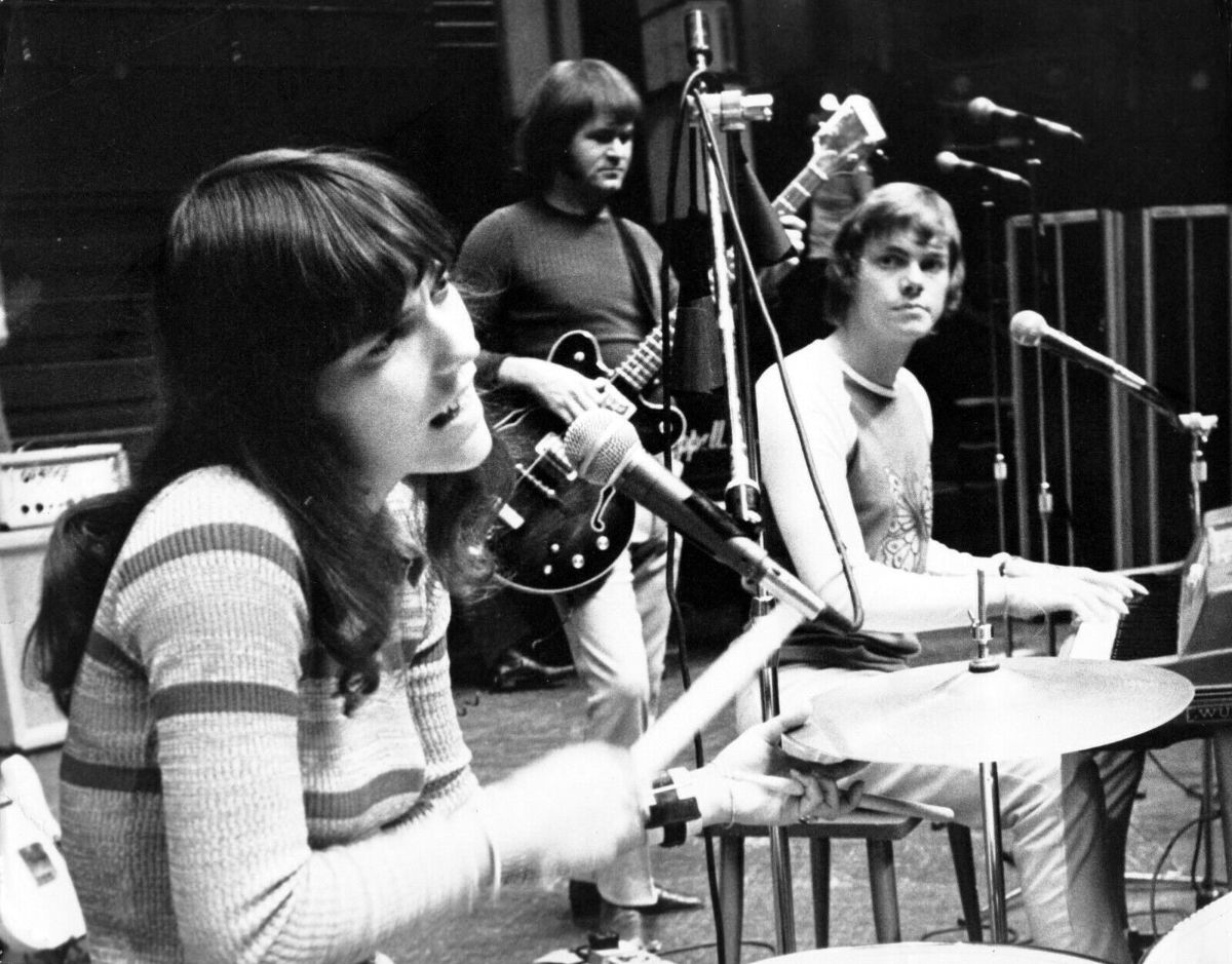 Amazing Photographs of Karen Carpenter Playing Drums and Singing ...