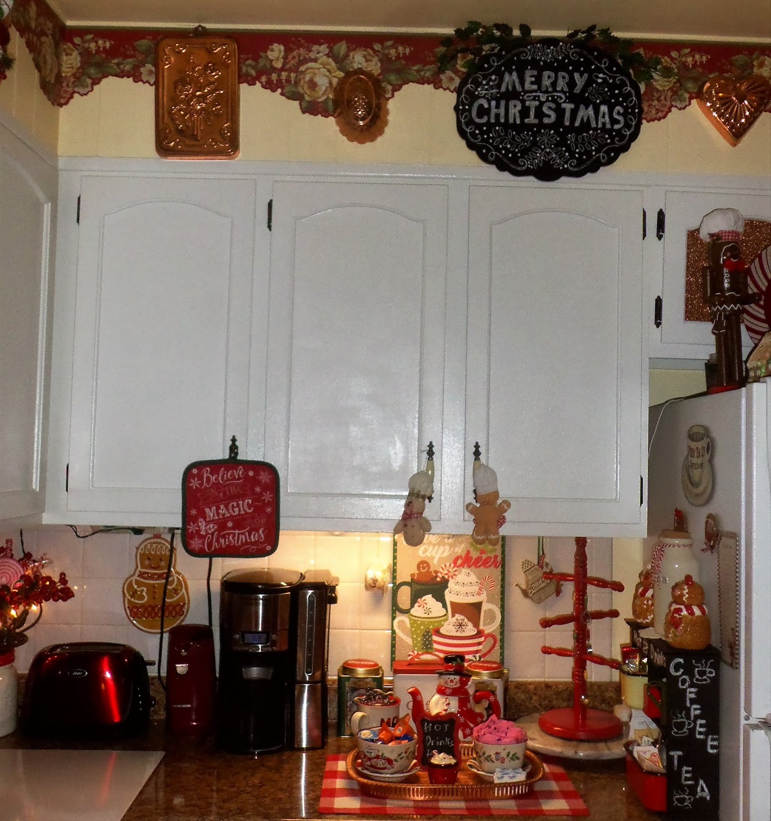 A DEBBIE-DABBLE CHRISTMAS: Gingerbread and Candy Christmas Kitchen ...