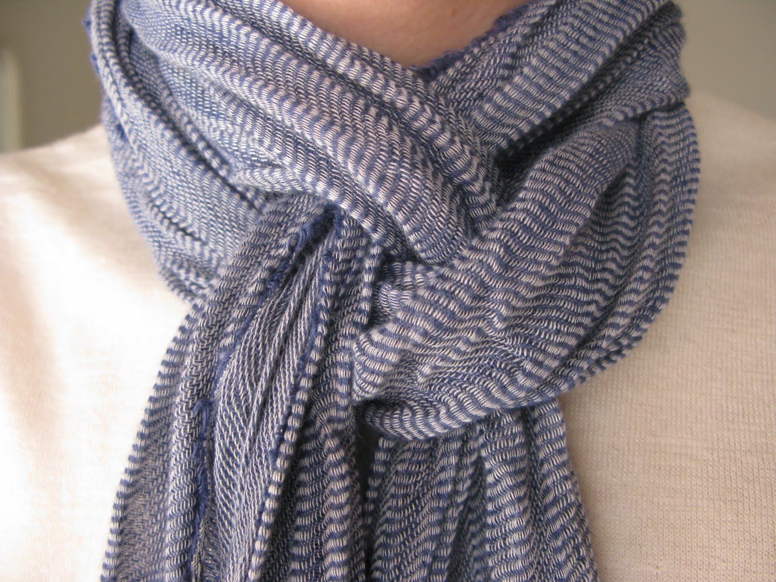 grek-lolita: NECK SCARF ALERT!