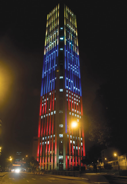 Torre Colpatria se ilumina para reconocer a los más valientes - LA NOTA
