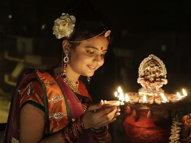 VIAJES DE MUJERES POR EL MUNDO - MANGO SHAPE: El significado del BINDI