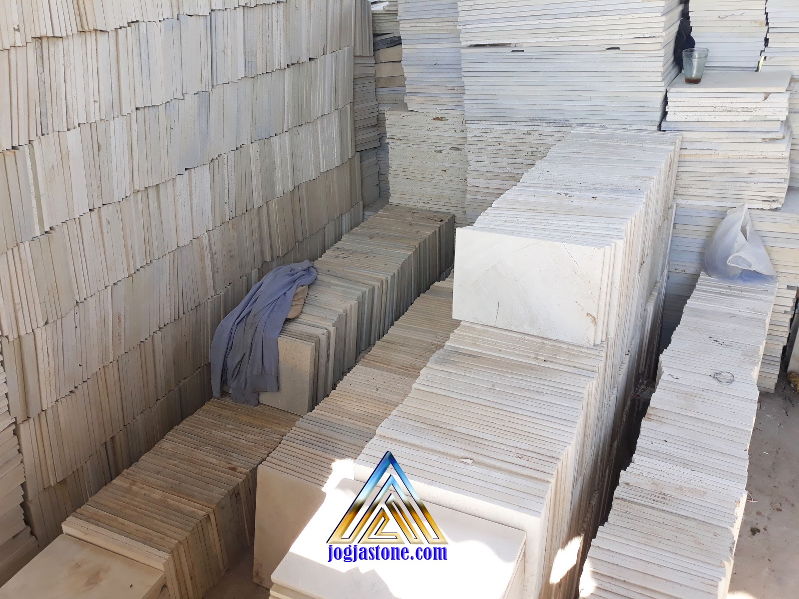 Batu alam tempel dinding Candi dan Putih