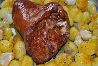 Cozinha de Ramona: Picior de porc la cuptor cu cartofi si salata Coleslaw