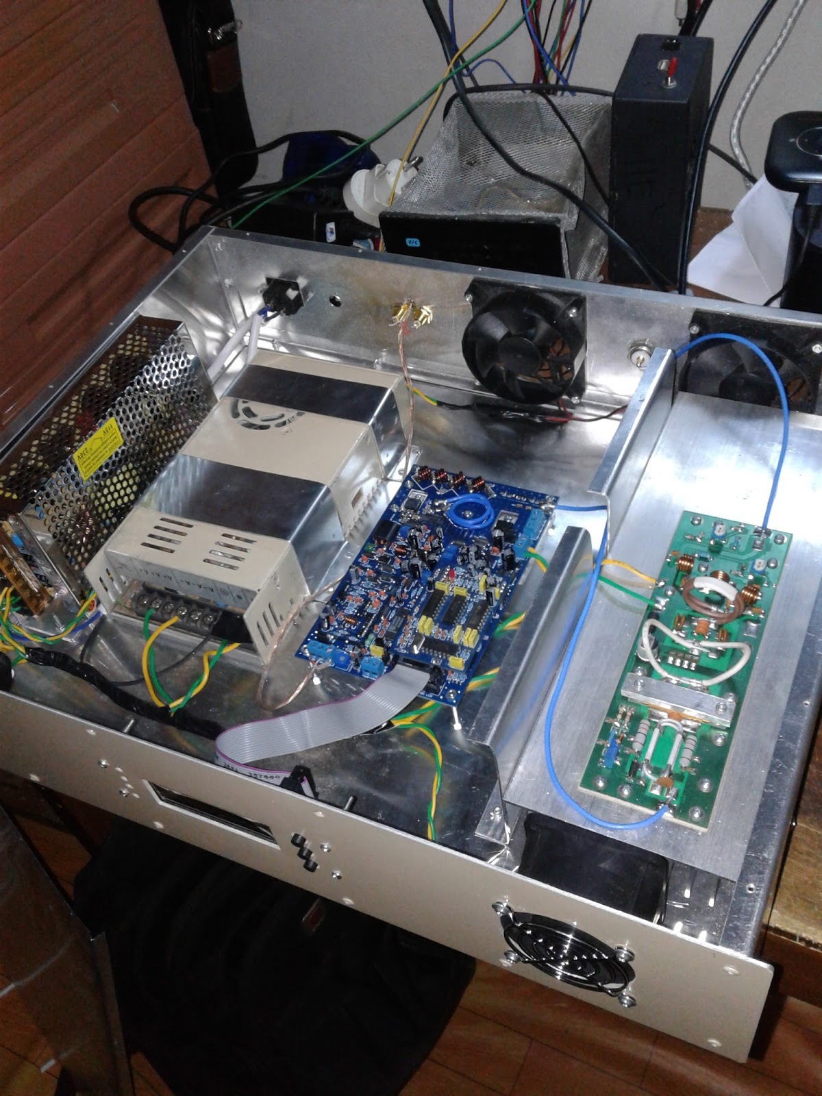 Pemancar FM Murah: Pemancar dan Antena Pemancar FM 200-300 Watt Model ...