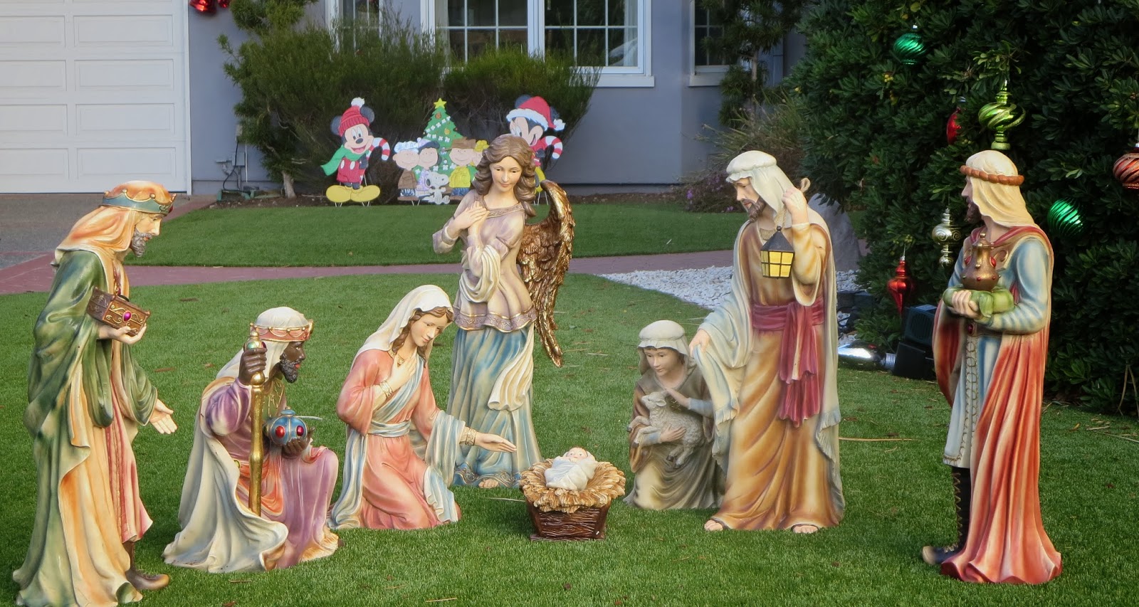 Parallax Views: Deck the halls and lawns