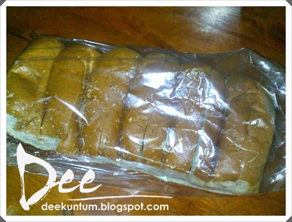 Dee: Roti Sedap..