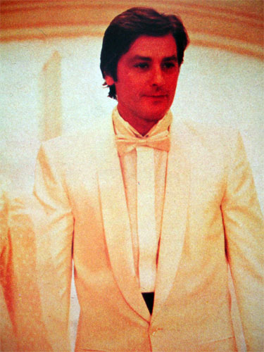 ALAIN DELON: COLORES