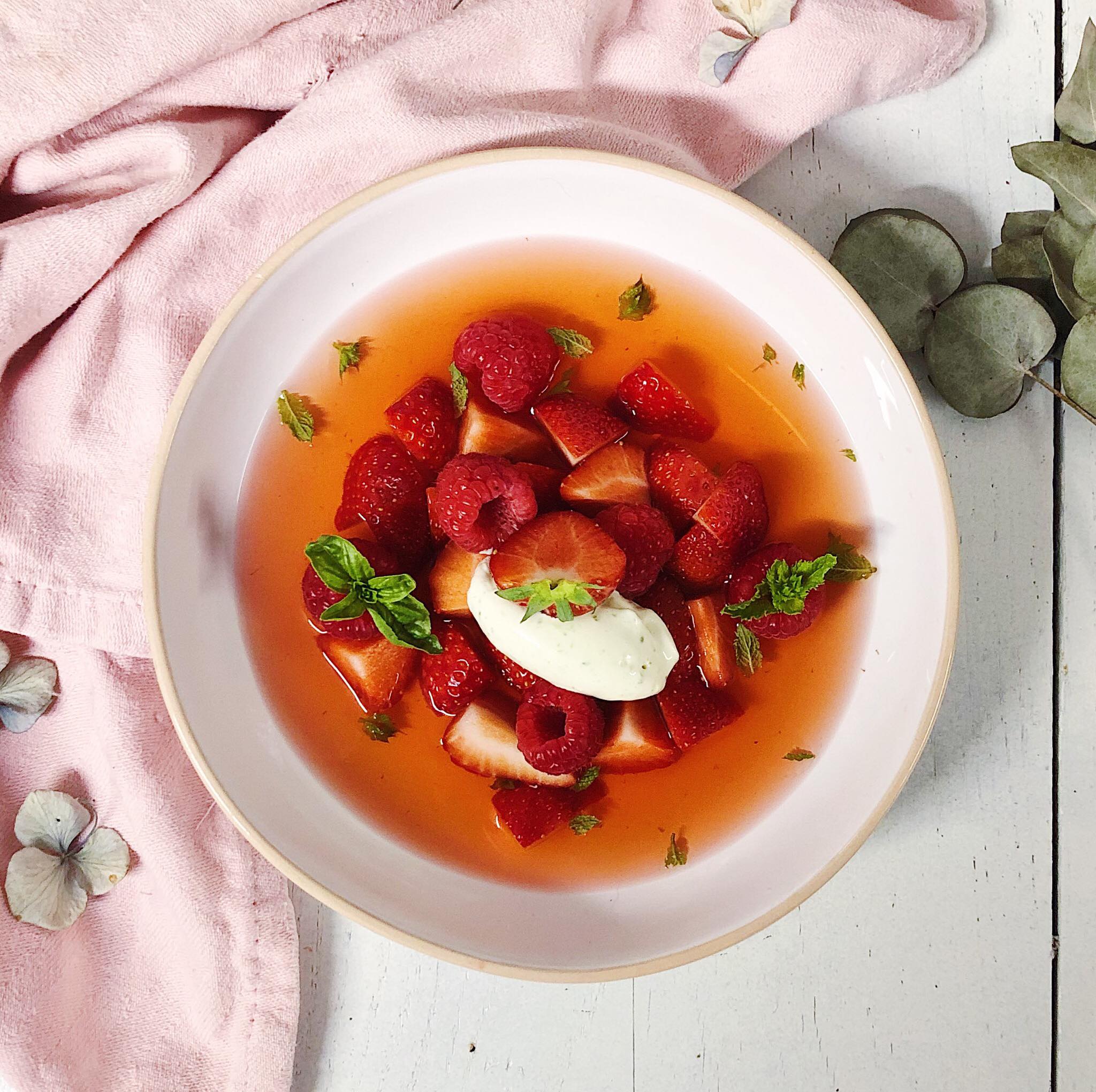 Soupe de fraises et quenelle de mascarpone citronnée - cookwithelsa