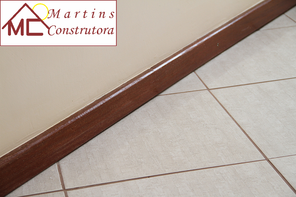 MARTINS CONSTRUTORA: RODAPÉ DE MADEIRA