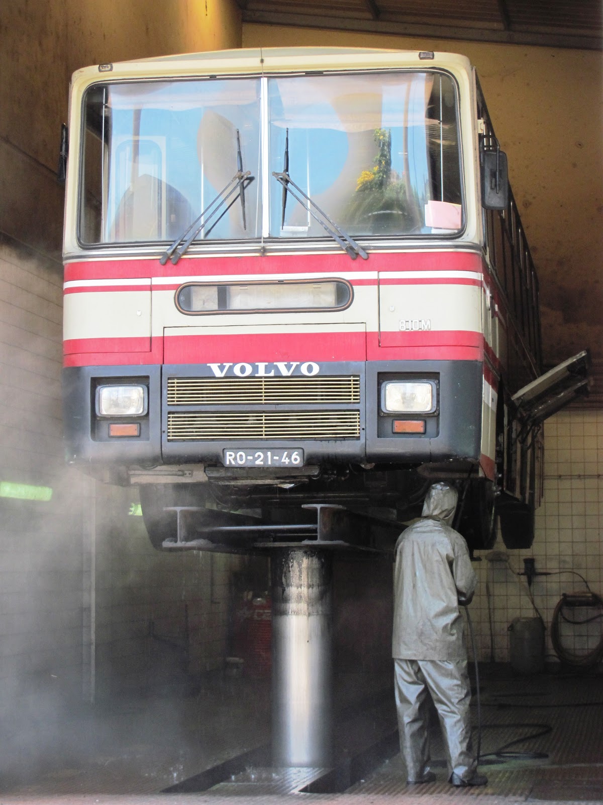 Buses from various cities in the world.: Lavagem de estrada dum B10M