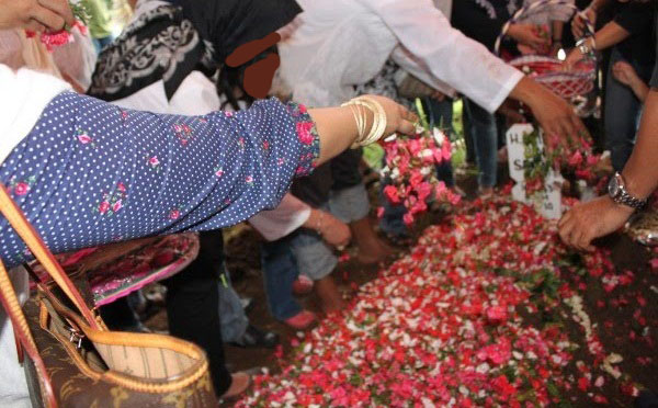 MANHAJ AHLUS SUNNAH: Tradisi Tabur Bunga (Nyekar) dalam Pandangan Islam