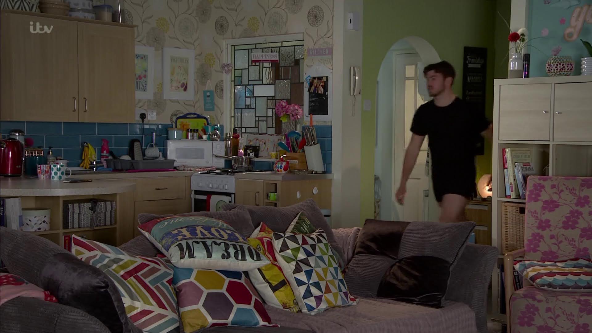 Hollyoaks off the Charts: OneoffPost: Sam Retford in Pants in Corrie