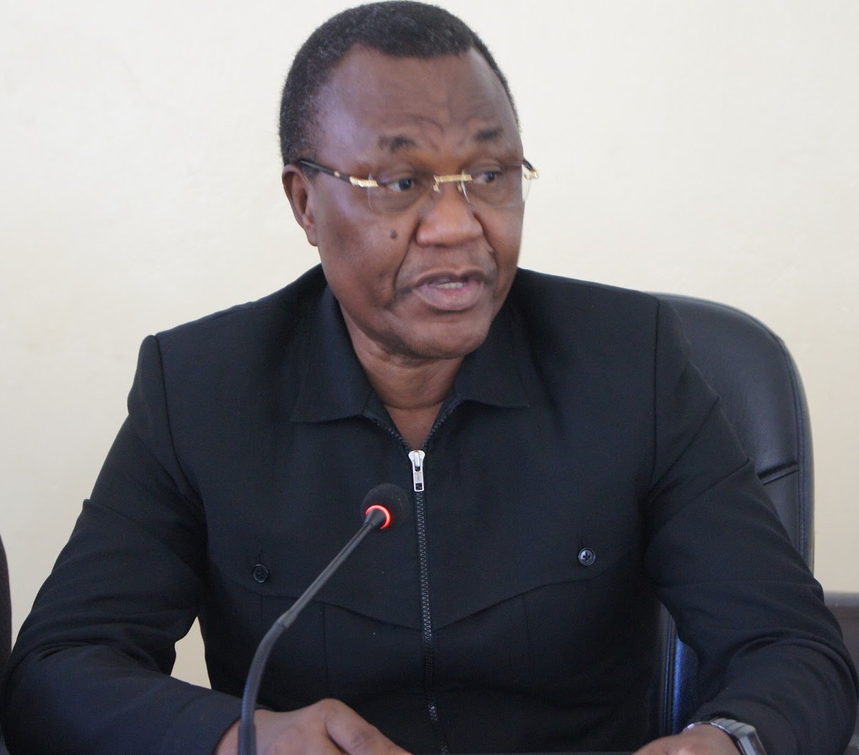 MATUKIO @ MICHUZI BLOG: WAZIRI LUKUVI 'AWATUMBUA' MAAFISA ARDHI WATATU ...