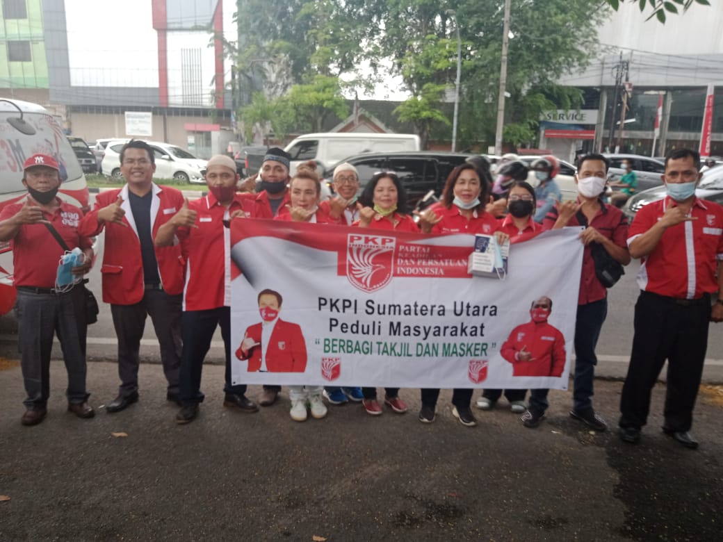 PKP Indonesia Bagi Takjil dan Masker Gratis