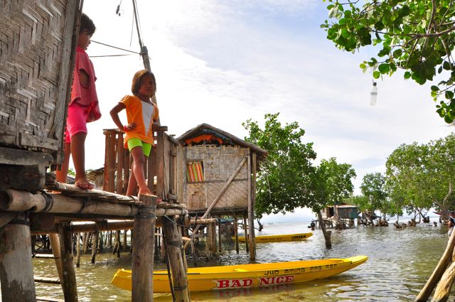In Pinay's "Ciudad": LAYAG-LAYAG YELLOW BOAT VILLAGE: HOUSES @ ZC ...