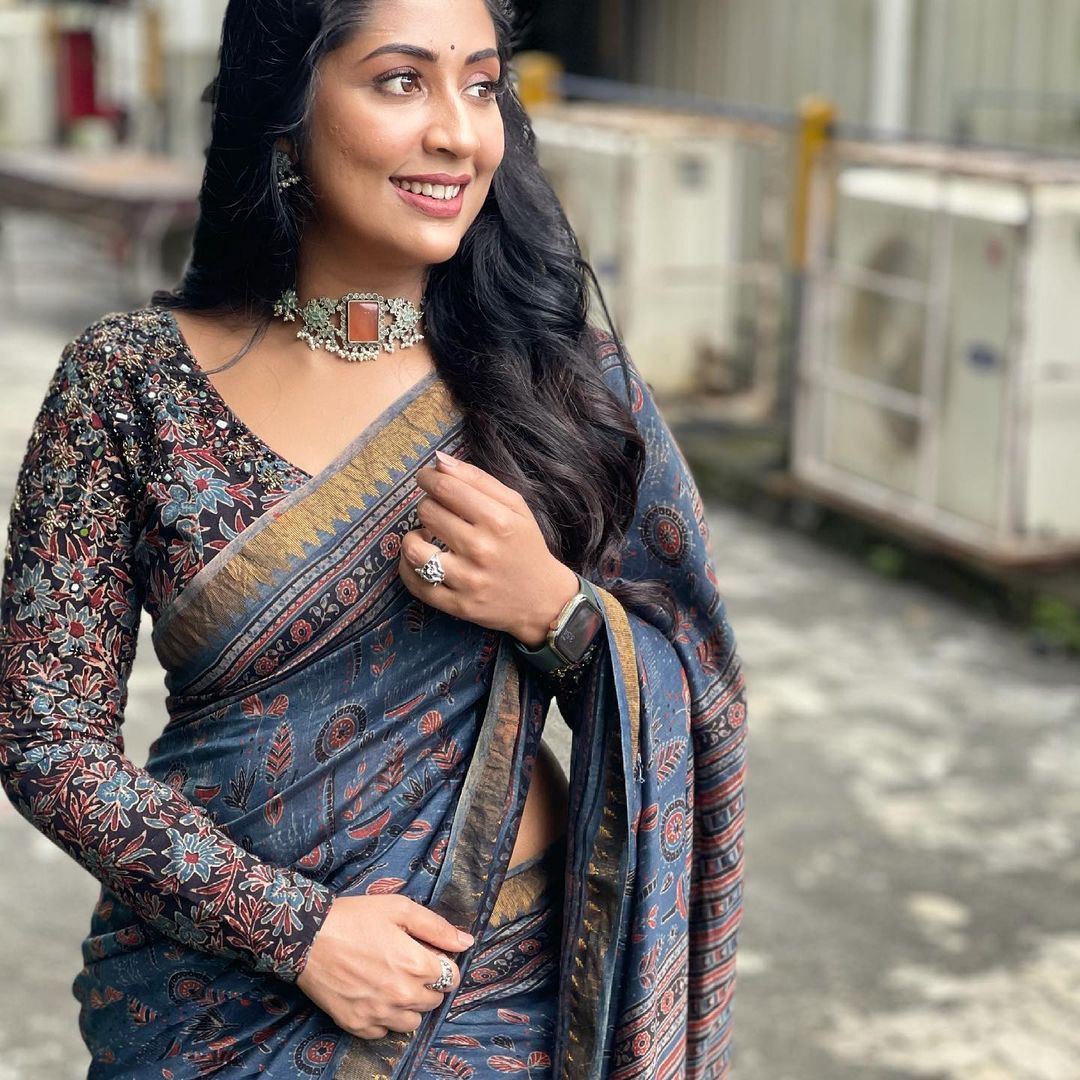 Navya Nair New Saree Photos Gallery
