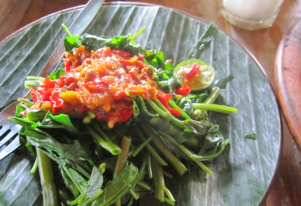 How to Make "Plecing Kangkung" Lombok Island Salad | Recipes Tab