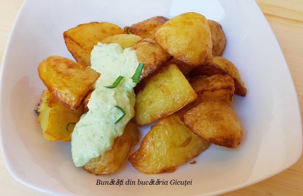 Cartofi noi fierti si prajiti cu sos de usturoi verde si iaurt ...