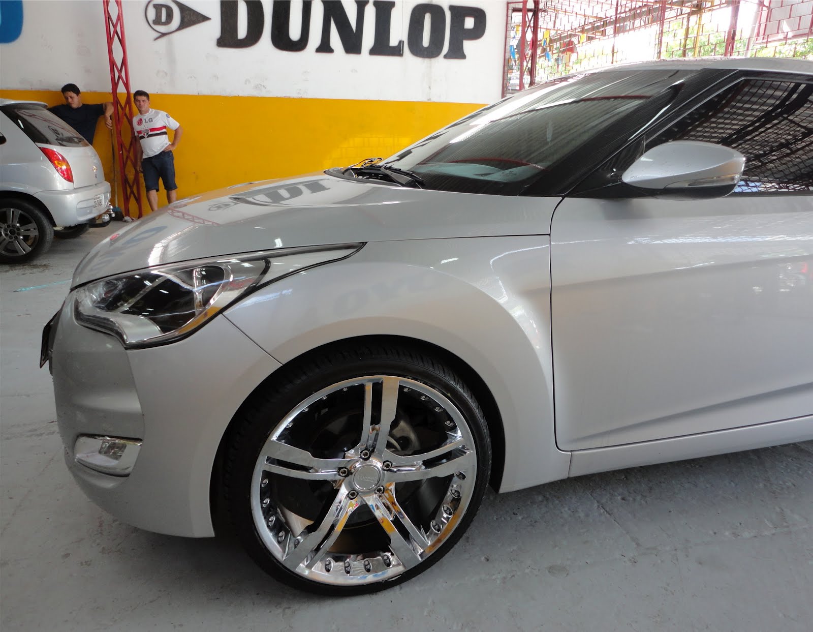 O MELHOR COM JJ: VELOSTER COM RODAS ARO 20 CROMADAS