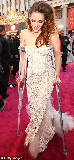 METAPHOR STYLE: Fashionista cu piciorul in gips.