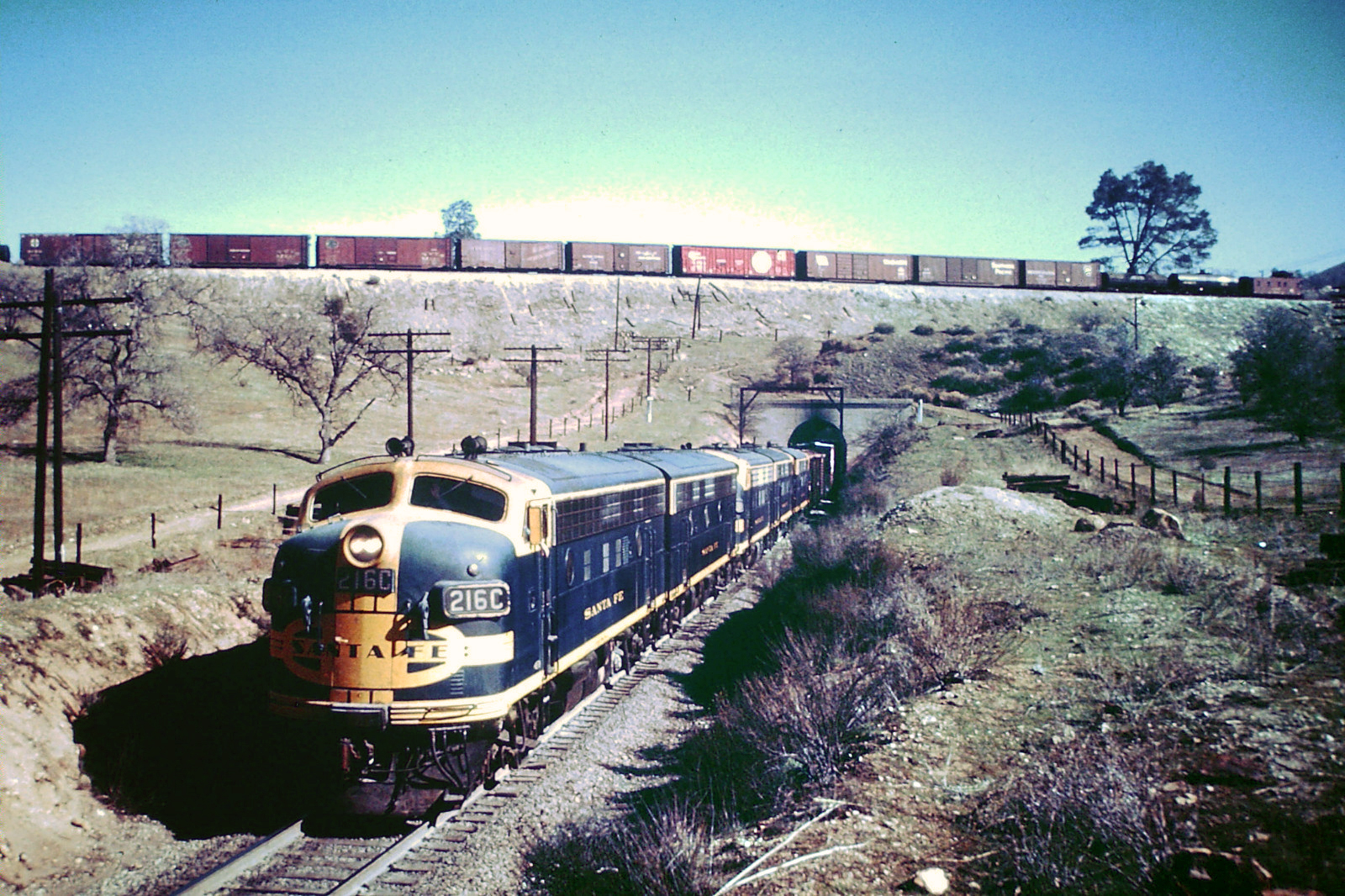 transpress nz: Santa Fe freight train at Tehachapi Loop, early 1950s