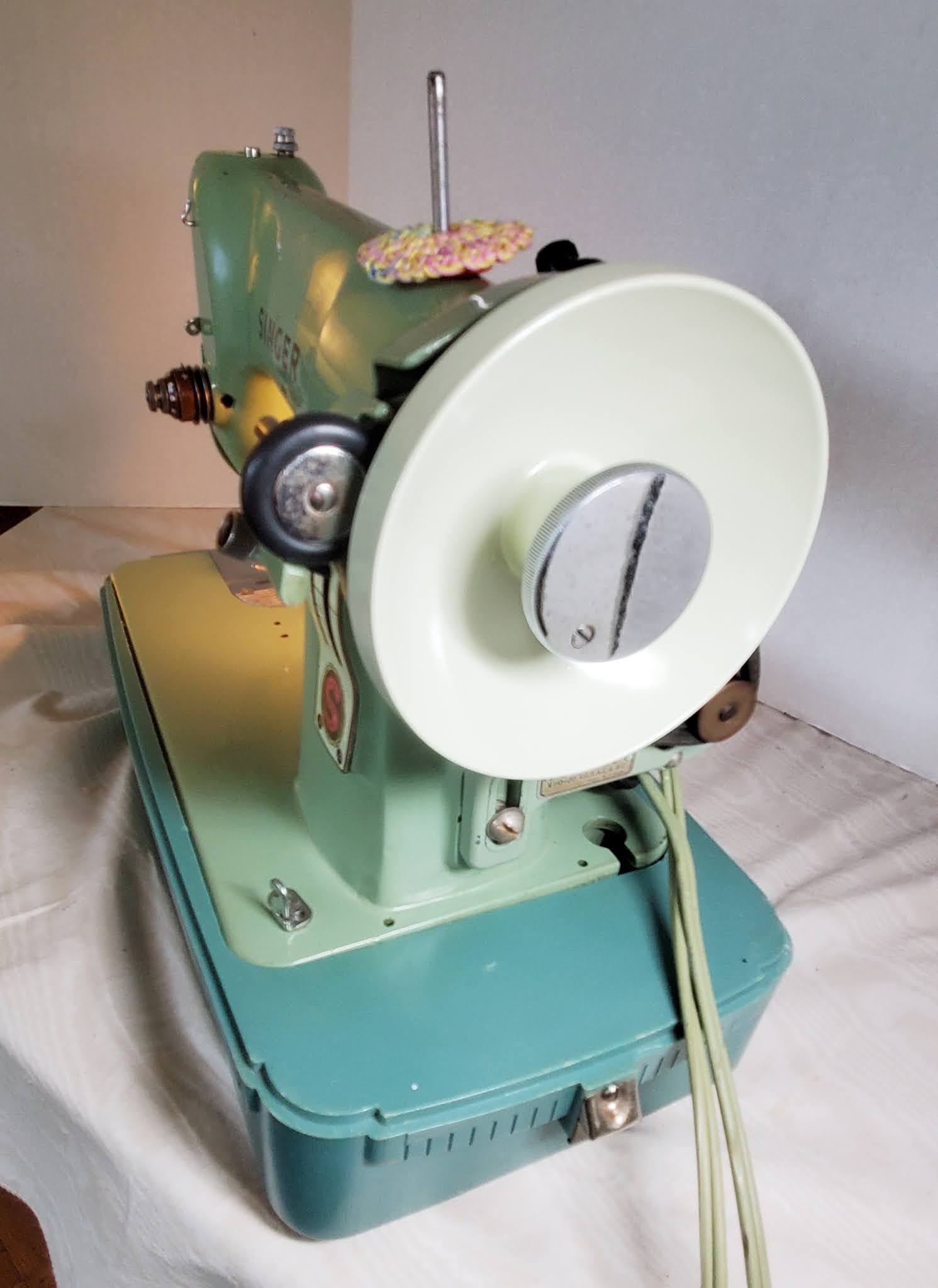 DragonPoodle Studio: Singer 185 for sale. Yes, another one.