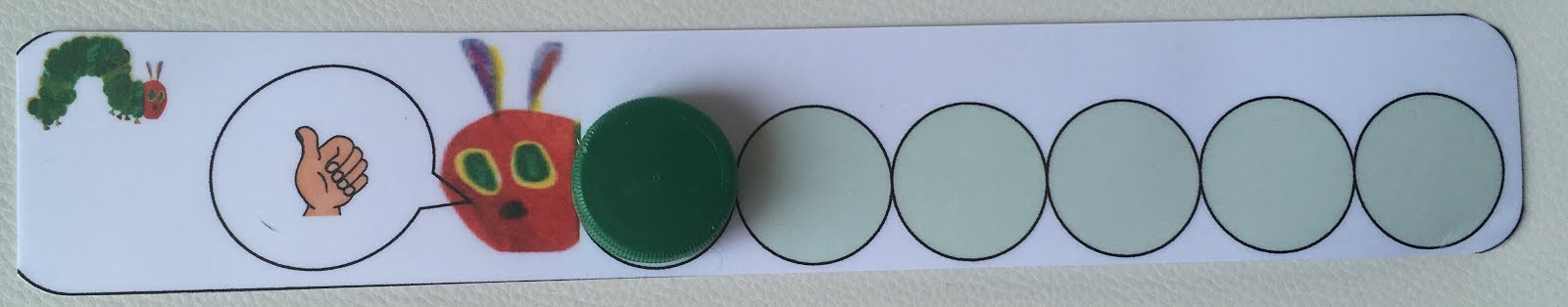 Les petits jeux de July: La chenille qui fait des trous