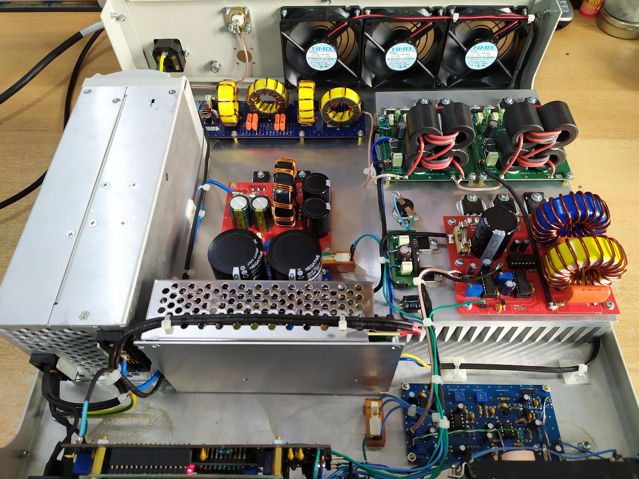 Shortwave 400 Watt class D AM broadcast transmitter.Frequency range: 3 ...