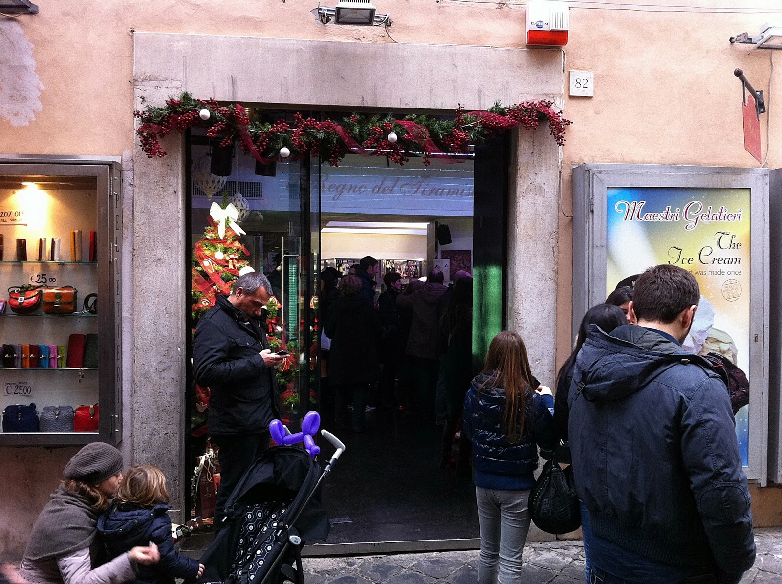 FoodieFC: Pompi Tiramisu - Must Try!! (Italy, Rome)