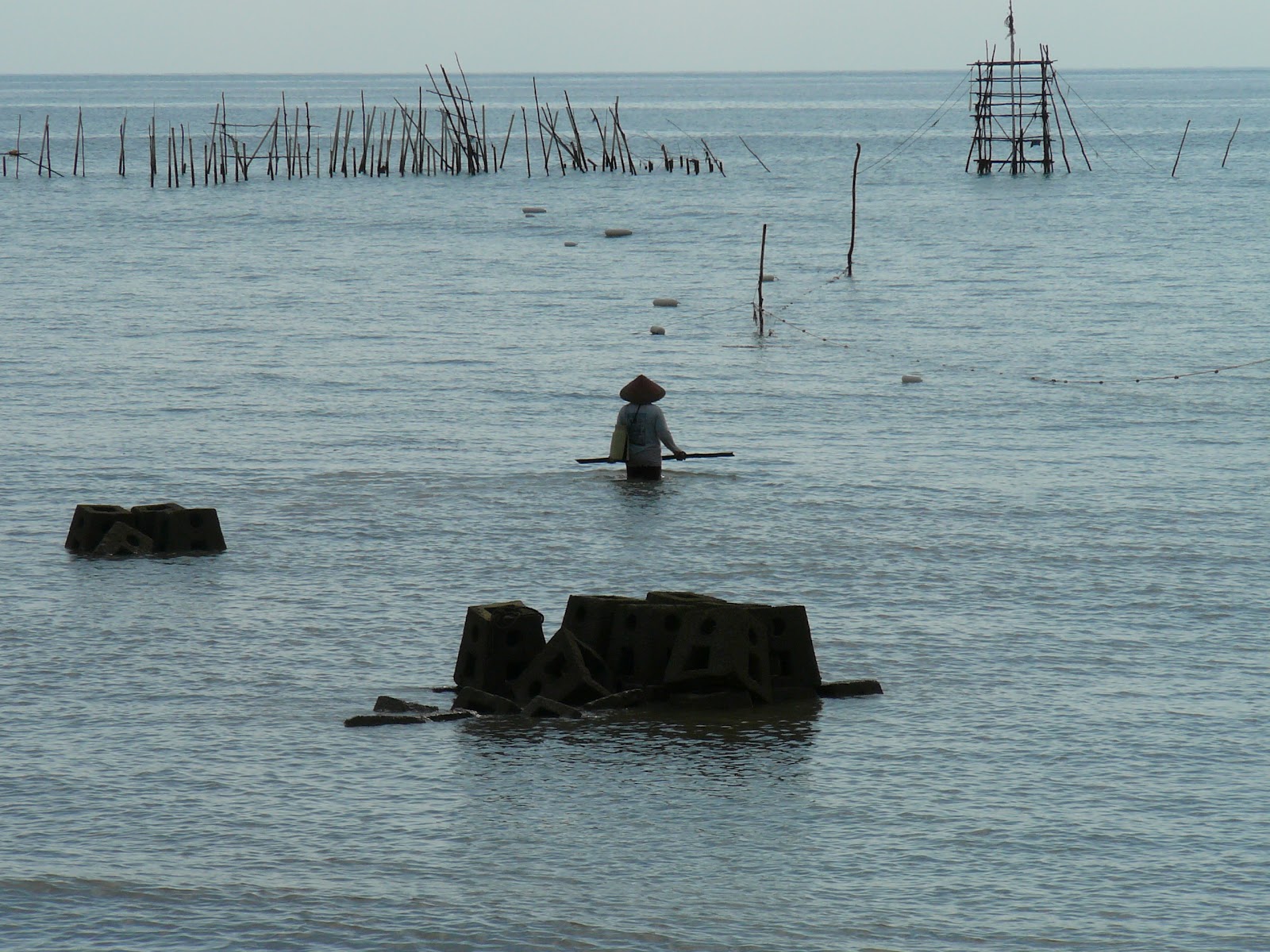 Vyner Brooke nurses: fishers at Radji Beach, Maxie & memorial