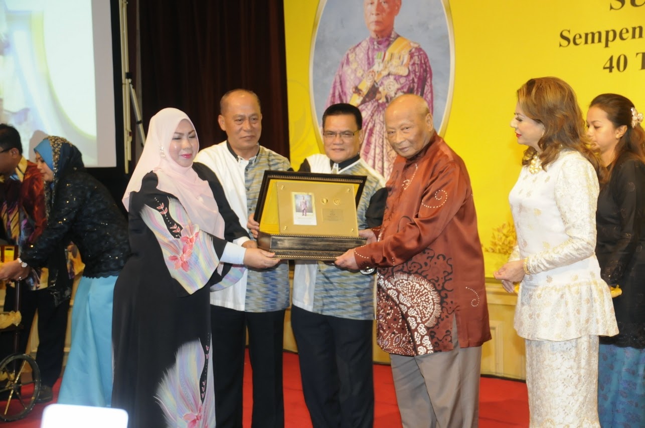 Khabar Pahang: KDYMM Sultan Pahang lancar Syiling Peringatan dan Setem ...