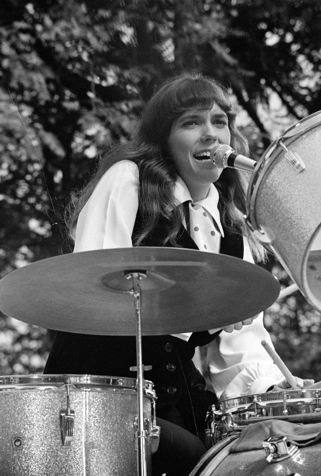 Amazing Photographs of Karen Carpenter Playing Drums and Singing ...