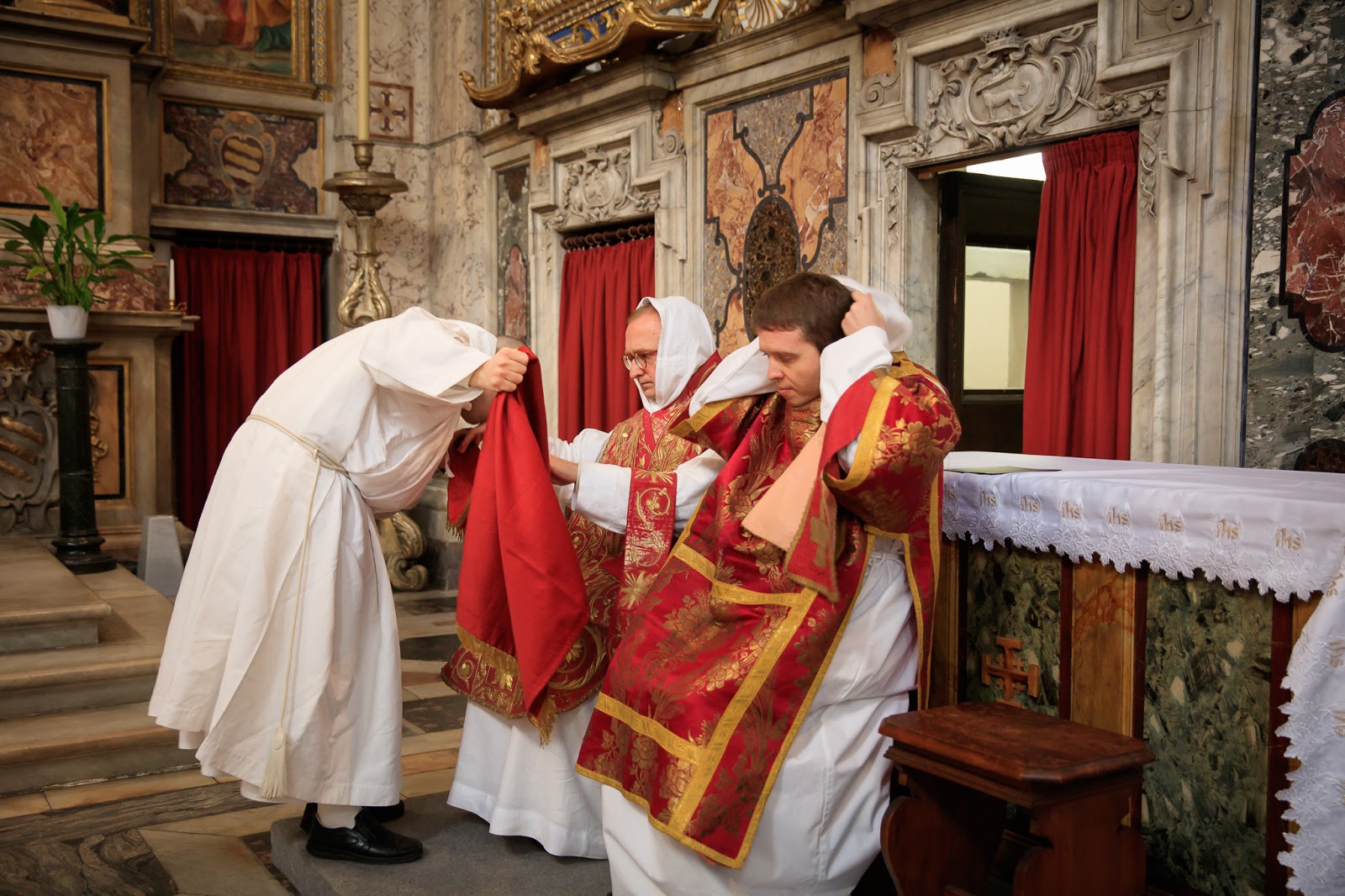 New Liturgical Movement: Pictures of Solemn Masses at the Angelicum in Rome